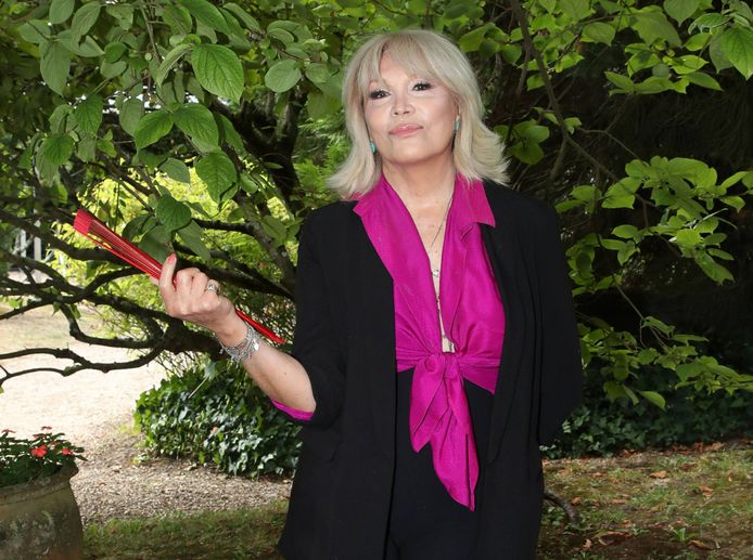 “Ik heb niks meer”: wie is Amanda Lear (84), de ex van David Bowie en ...
