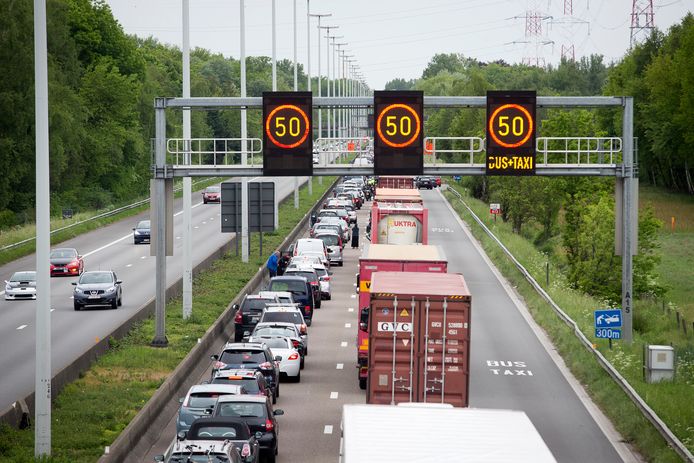Drie kwartier file op E313 richting Antwerpen vanaf Geel-Oost ...