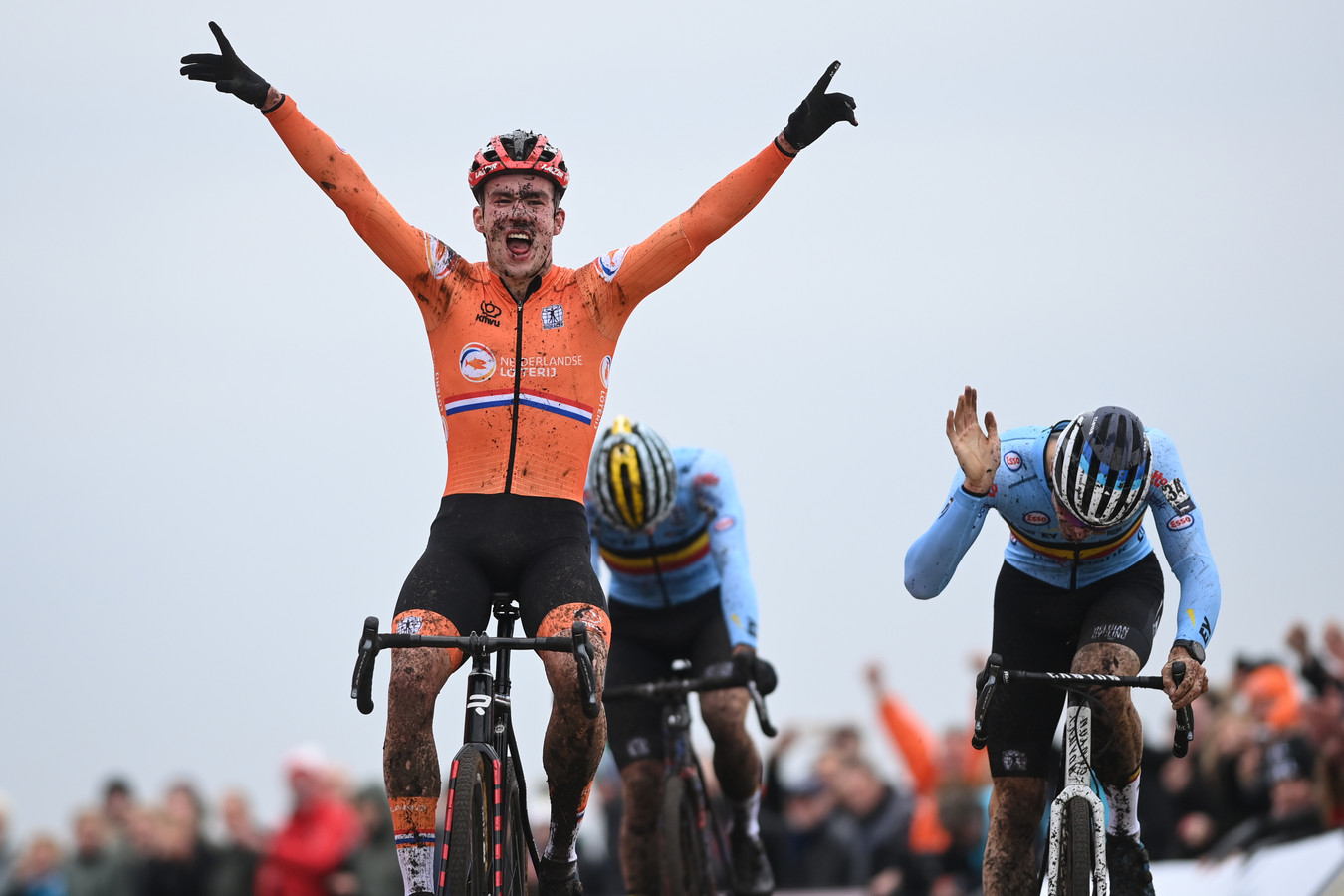 Sven (19) schrijft ‘bescheiden verhalenbundel’ over wielervriend en ...