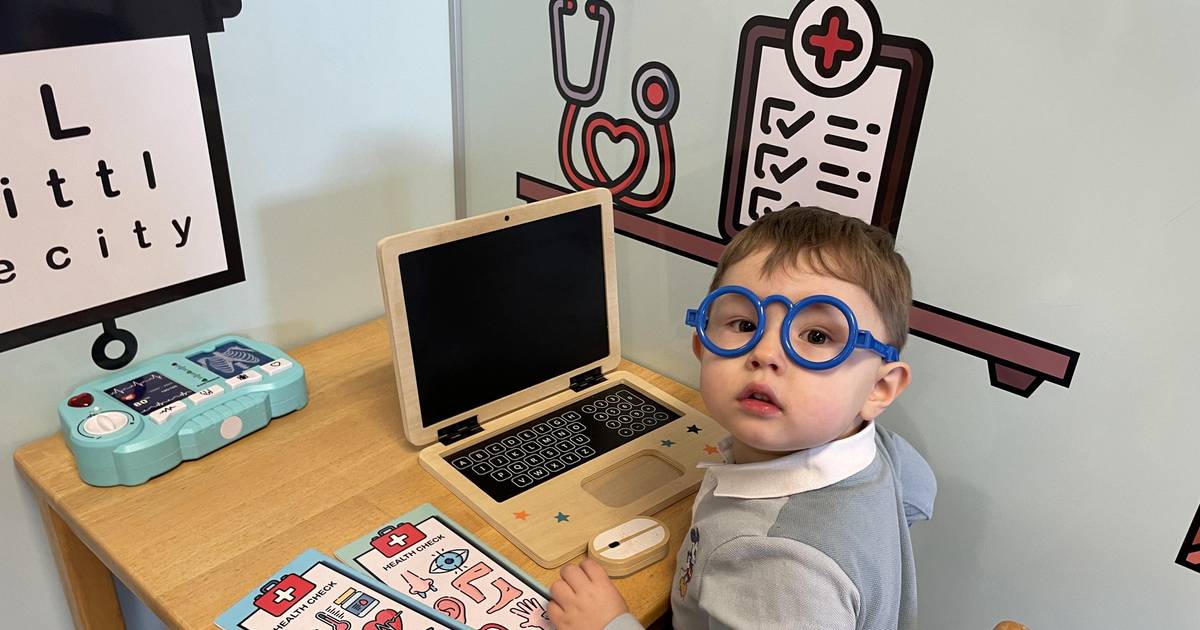 Brits wonderkind Teddy (4) telt tot 100 in 7 talen: ‘Niet hoogbegaafd ...