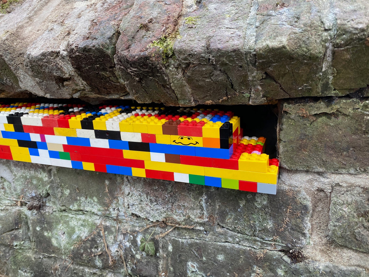 Kindjes vullen oud Beernems schoolmuurtje met Lego-blokjes: “Zo willen ...