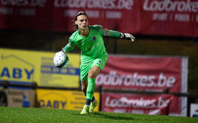 Hannes Wolf grijpt in: 17-jarige Maarten Vandevoordt in doel bij Genk ...