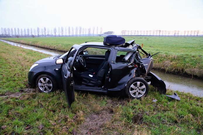 Automobiliste raakt macht over het stuur kwijt op A2; voertuig total loss | West Betuwe ...