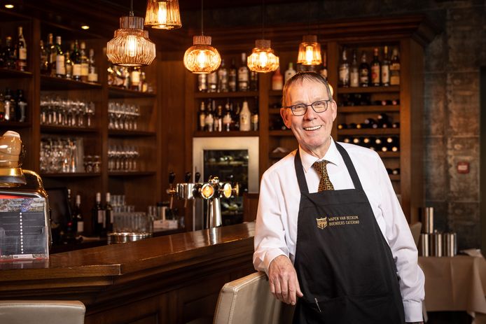 Kelner Paul maakt de gekste dingen mee in 50 jaar horeca: ‘Wat doe je ...