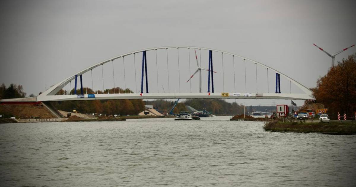 Nieuwe stalen boogbrug over Albertkanaal geopend voor verkeer | Lummen | hln.be
