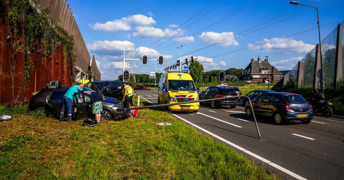 Veel schade bij botsing tussen twee auto’s op afrit N2 bij Waalre | Eindhoven | gelderlander.nl