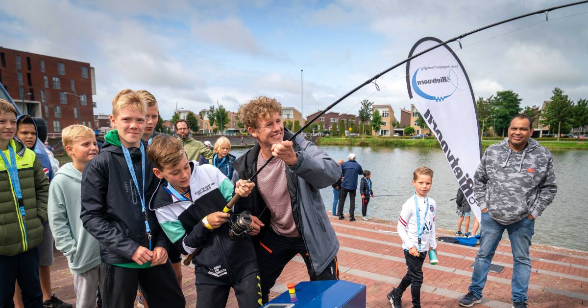 Kinderen in Elst leren vissen van YouTube-beroemdheid Daniël Weyers ...