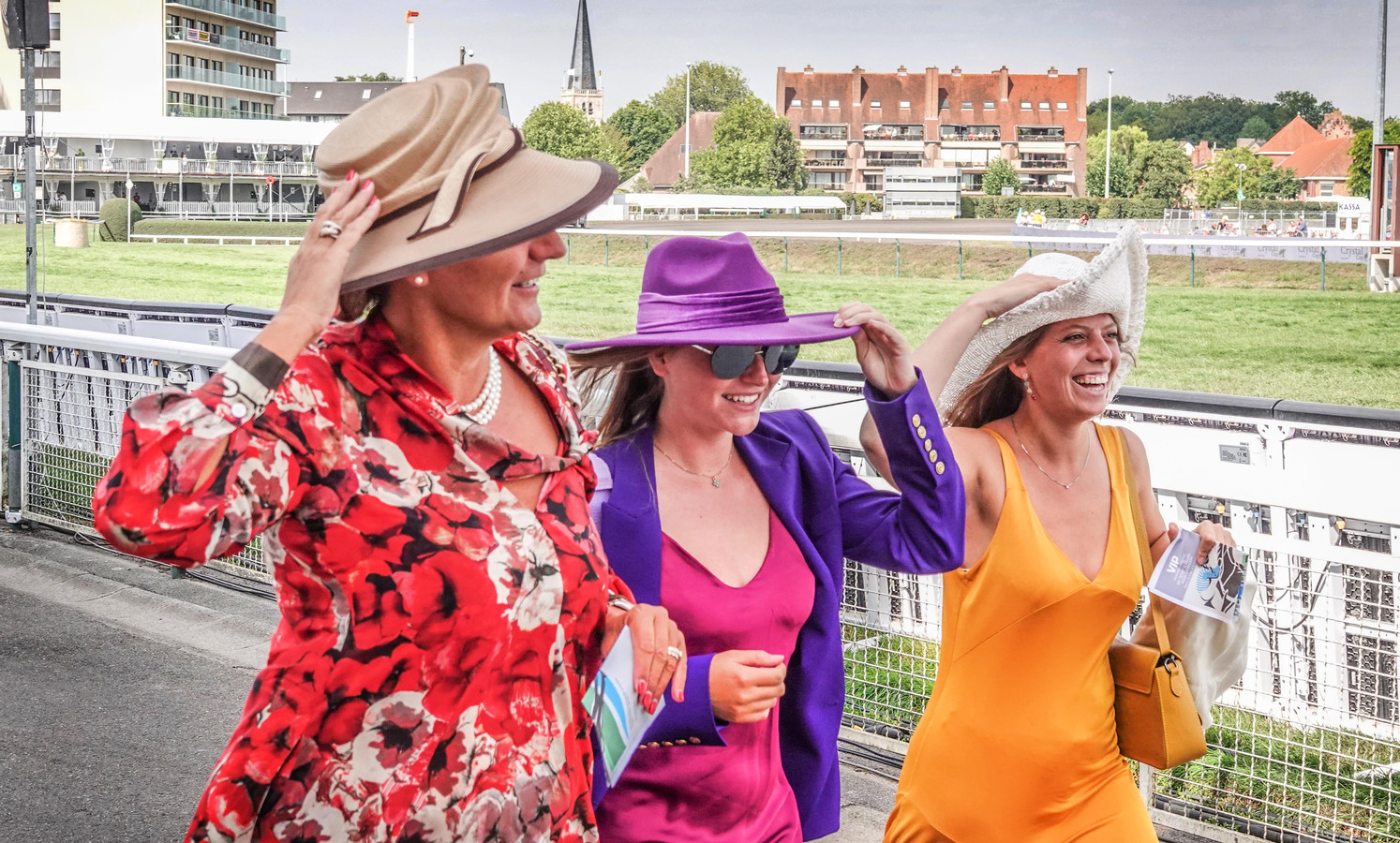 IN BEELD. De bijzondere hoeden van Waregem Koerse: Modestudente Femke Thijs wint Hat Trophy ...