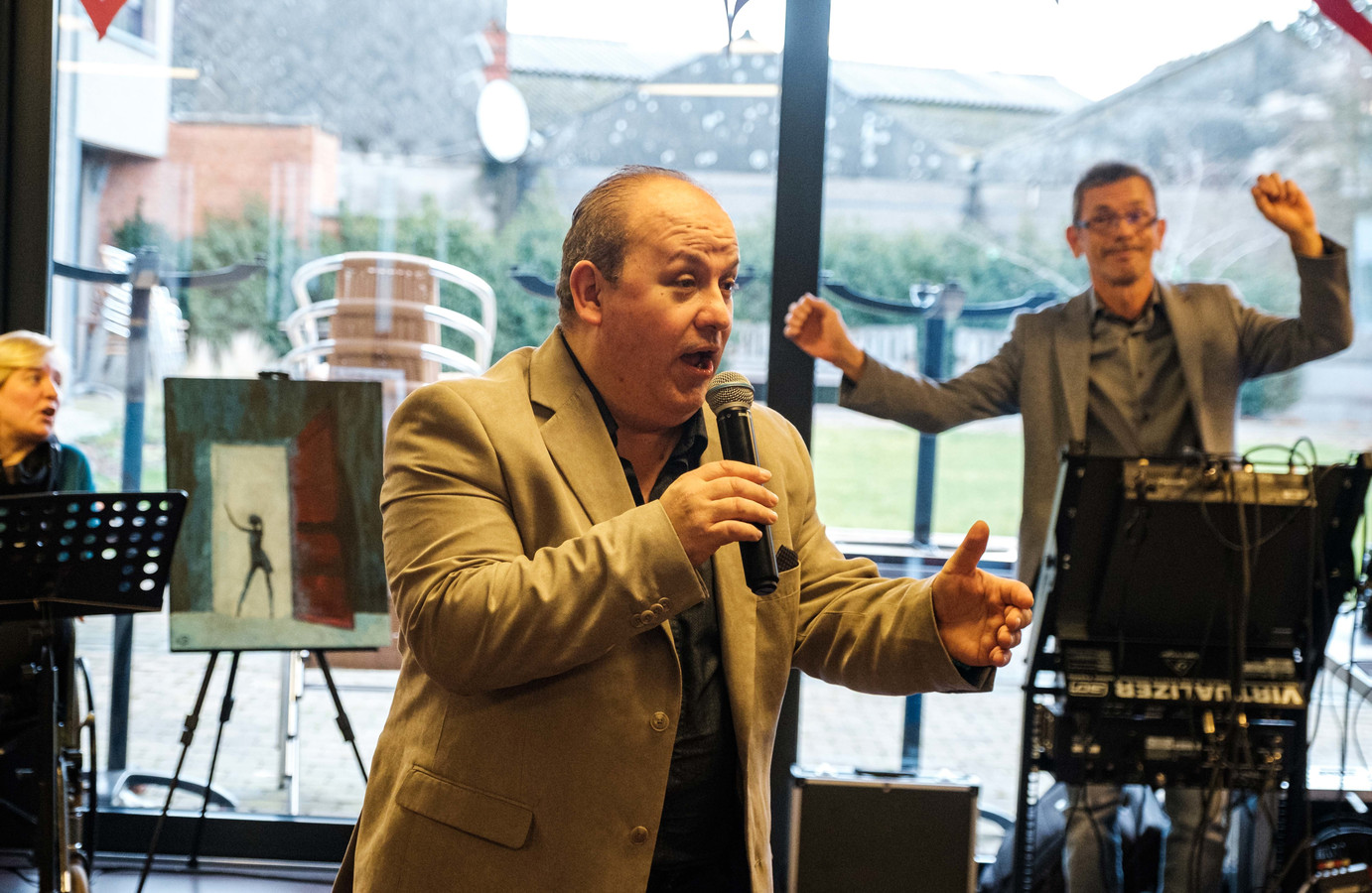 Zanger Jay Thompson brengt voor het eerst in acht jaar nieuw werk uit ...