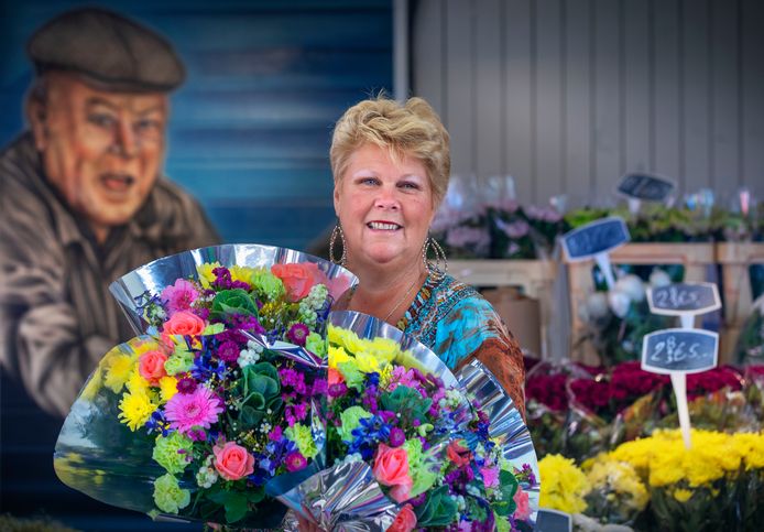 Nel (67) verkoopt haar leven lang al ruikers: ‘Kakkers kopen één roos ...