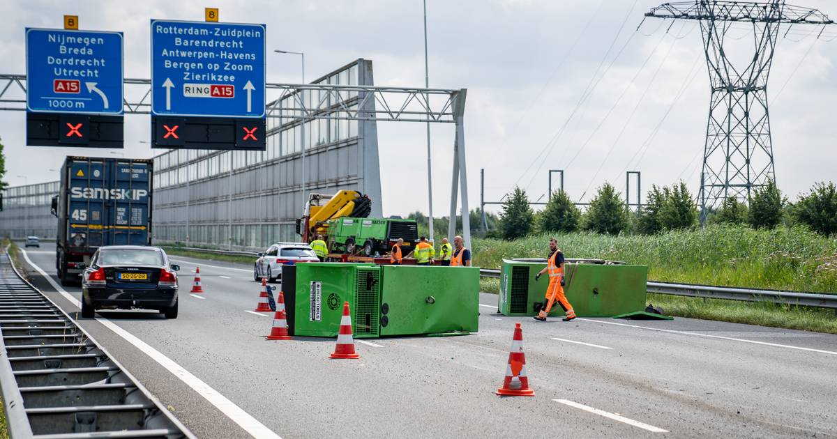 A15 tussen Charlois en Zuidplein weer open na noodaggregaten op de weg ...