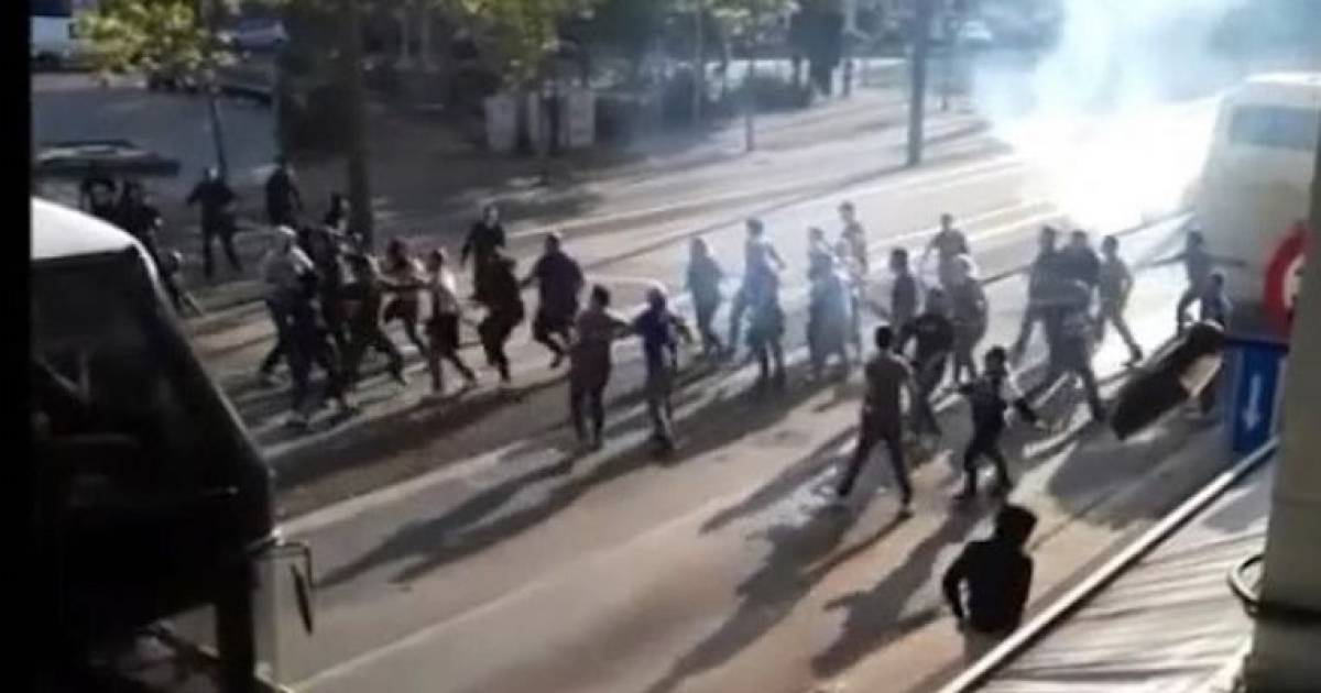 Vier jaar cel voor Antwerp-hooligans na aanval op supportersbussen ...