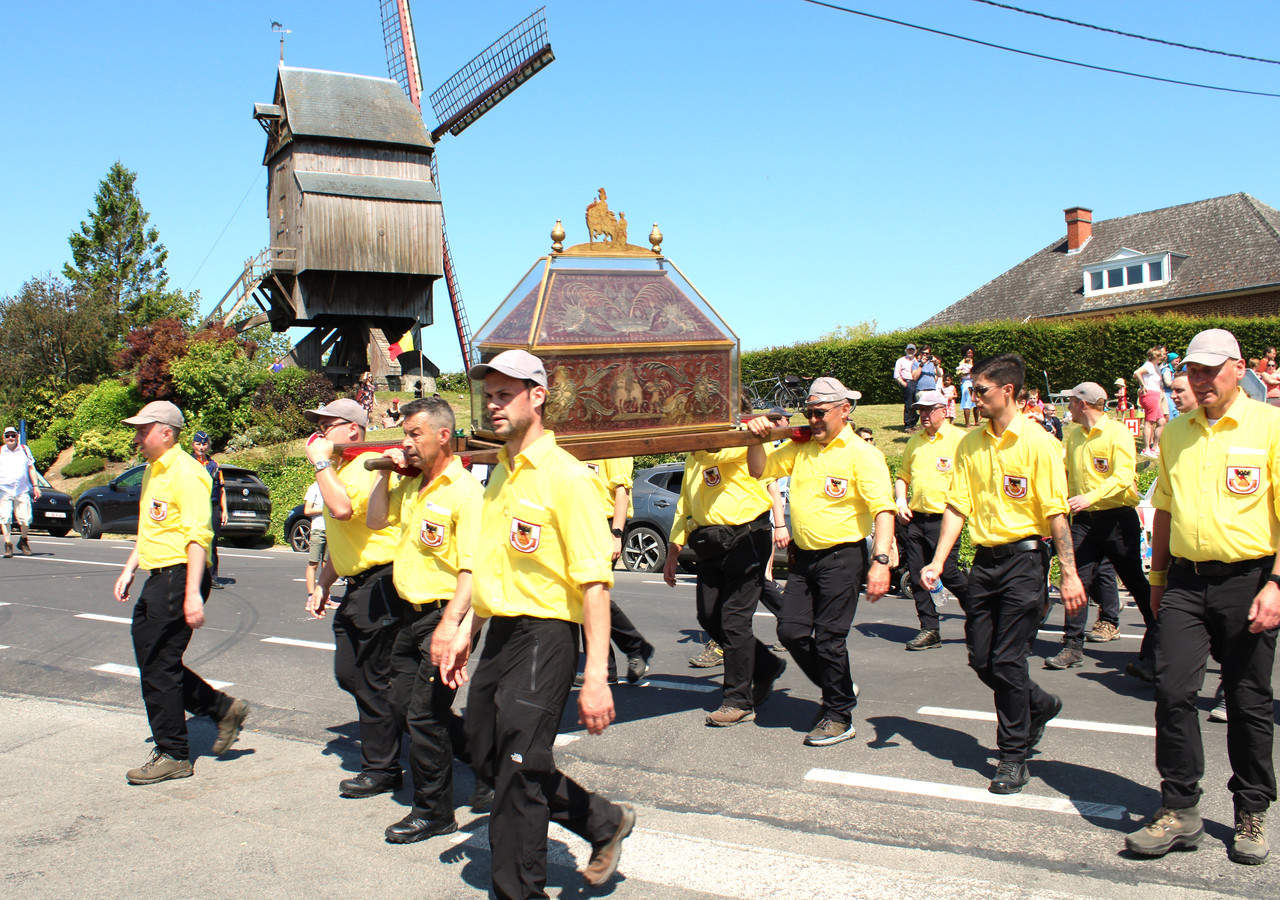 Eventjes dreigde een brand de pret te bederven: Fiertelommegang trekt ...