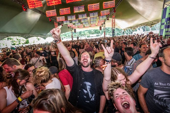 IN BEELD: 10.000 festivalgangers genieten van uitverkocht Rock Herk ...