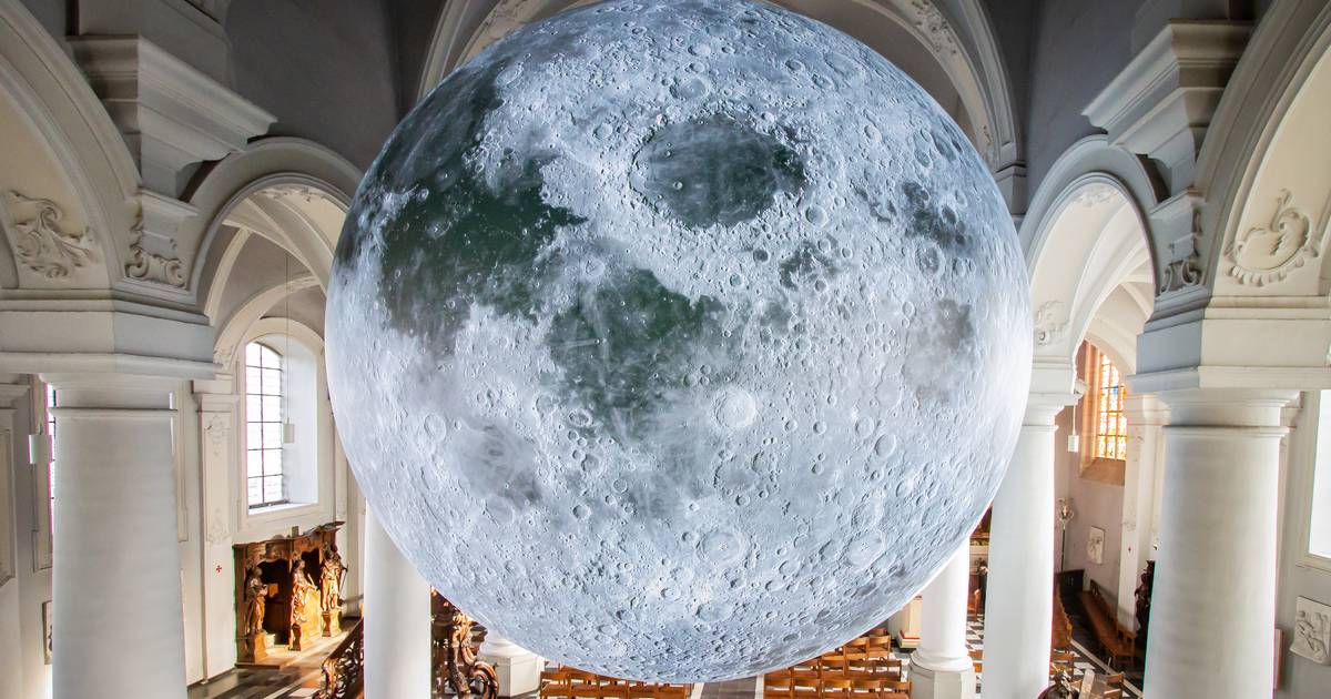 Yogasessie in Museum of the Moon: “Magische beleving ‘onder de maan ...