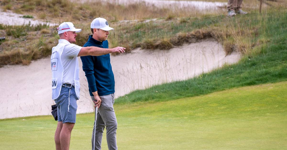 Oosterhoutse golfer Rowin Caron op de Dutch Open aan het afkicken van ...
