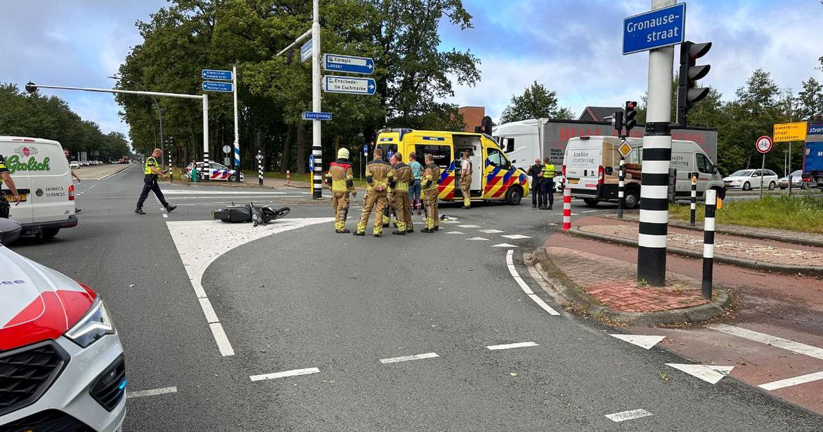 Vrouw op scooter gewond bij ernstige aanrijding met vrachtwagen in Enschede | Enschede | tubantia.nl