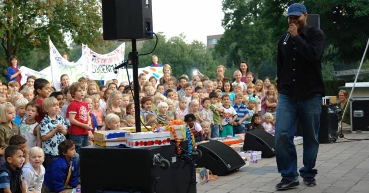 Zanger Brace in actie voor Schoenmaatjes | Eindhoven | ed.nl