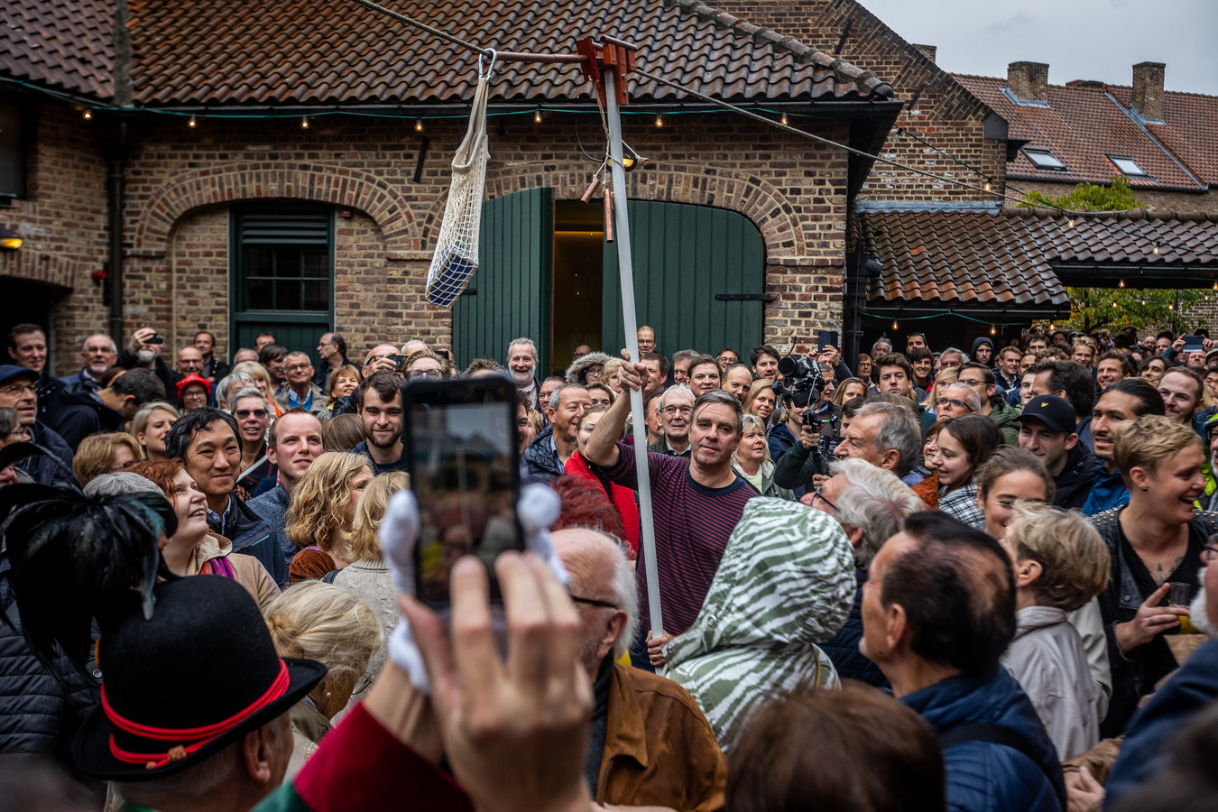 JENEVERFEESTEN. Liters drank, tradities om in ere te houden en bakken regen: dit was dag één van ...