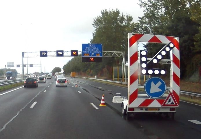 Afrit A15 bij Papendrecht al uren dicht door water op de weg ...