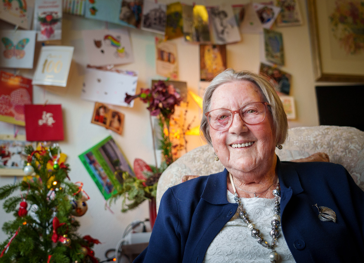 Honderd kaartjes, want Rie is 100 en dat mag iedereen weten | Foto ...