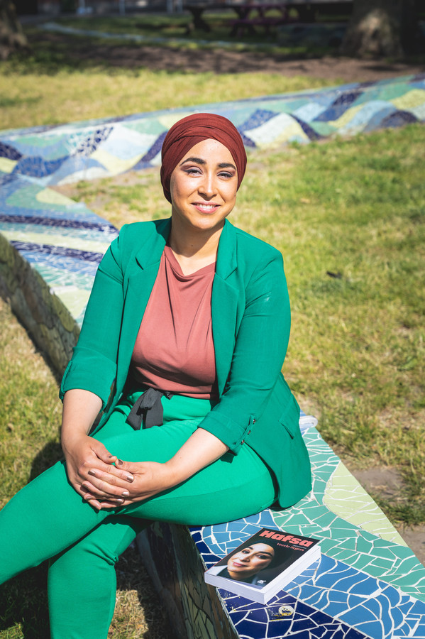 Gents Groen-schepen Hafsa El-Bazioui (35) pent levensverhaal neer: “Na ...