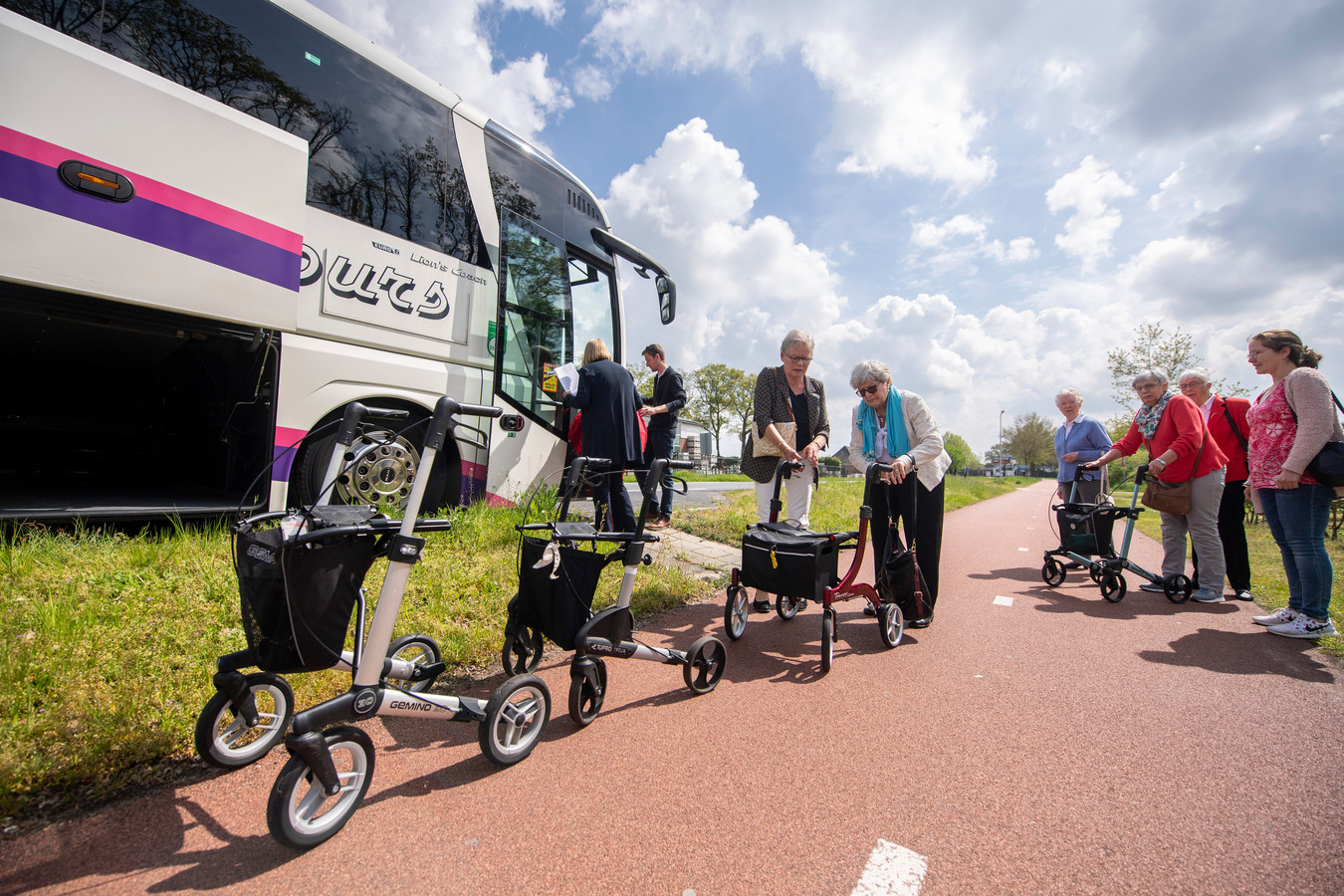 Een dag op pad met stichting Vier het Leven, die Frieda (95) en honderden Twentse ouderen naar ...