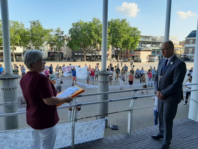1715 Mensen willen dat boer Bertus beheerder van kinderboerderij in ...