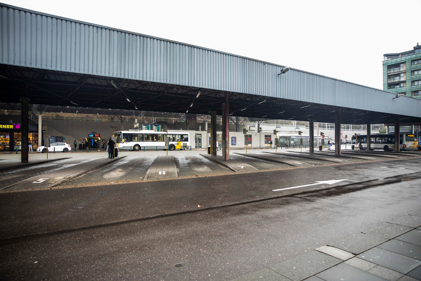 “Hij werd uit de bus gesleurd en voor dood achtergelaten”: na zware ...