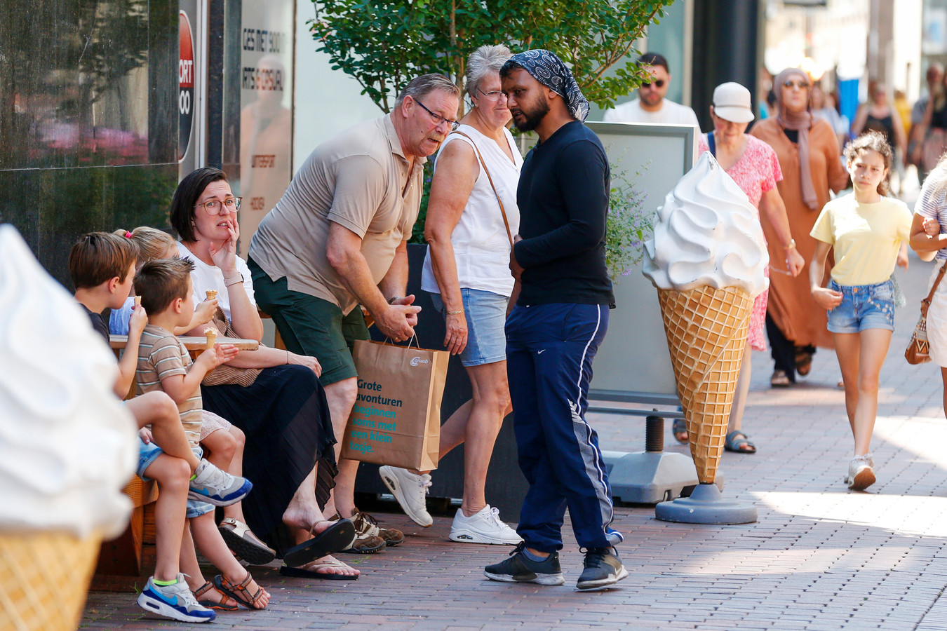 Arend leefde ooit op straat, nu geeft hij spelcomputers weg aan ...