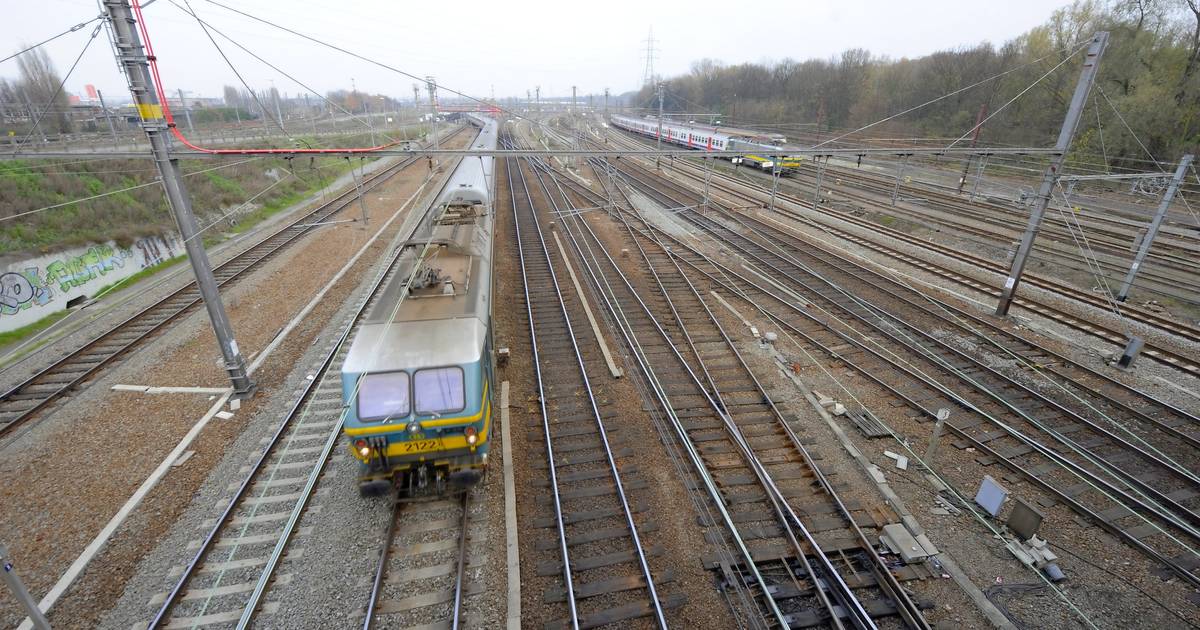 Train en feu en gare de Schaerbeek Formation: le risque de présence d ...