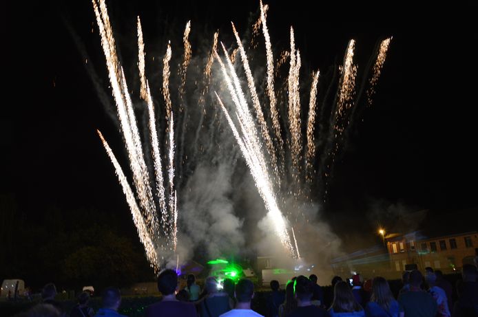 Carla vraagt Rudy ten huwelijk op podium 21 juli-viering in Denderleeuw ...