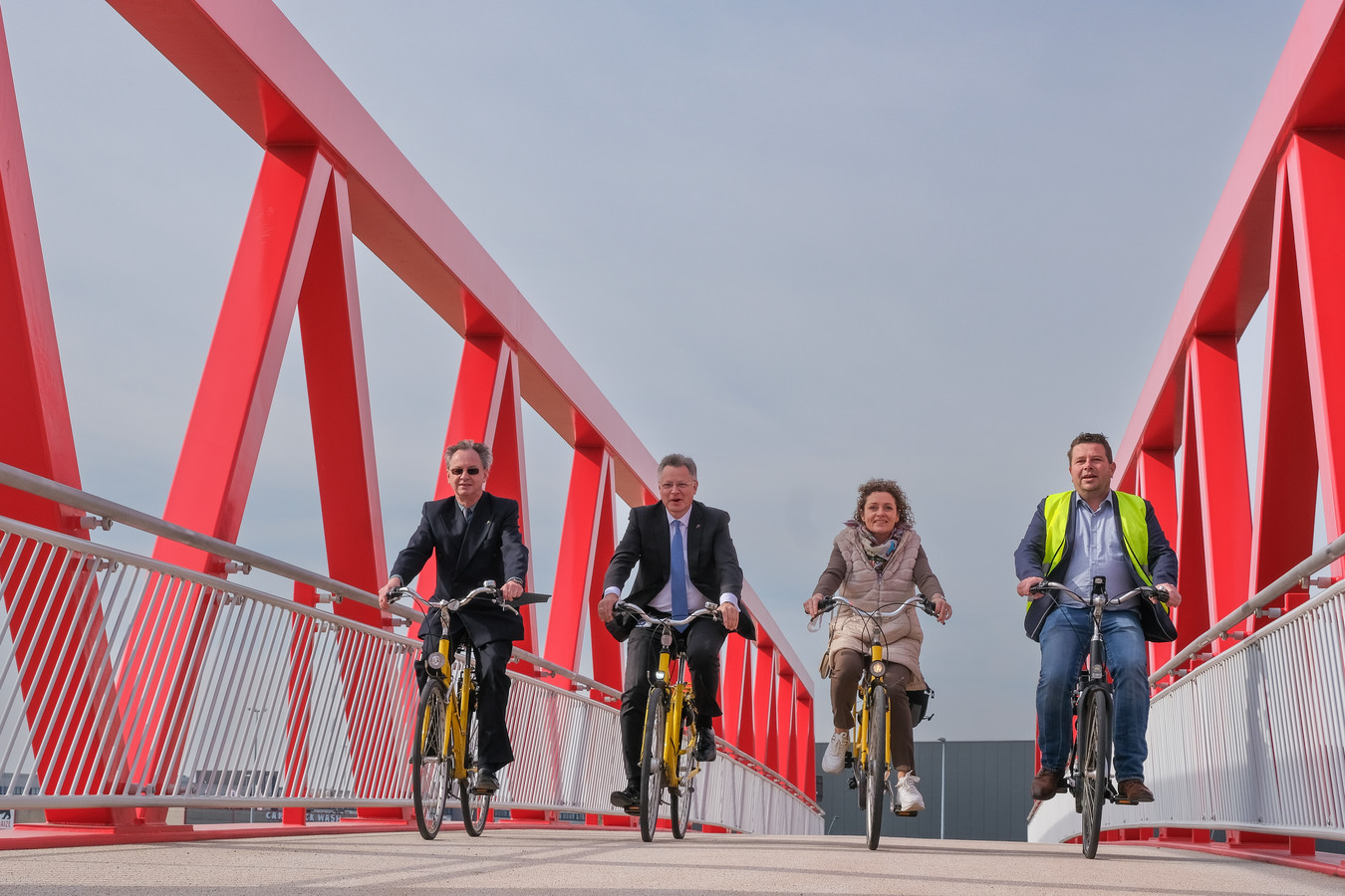 Gedaan met lange omleiding om naar vrachtluchthaven te fietsen: 40 meter lange fietsbrug over ...