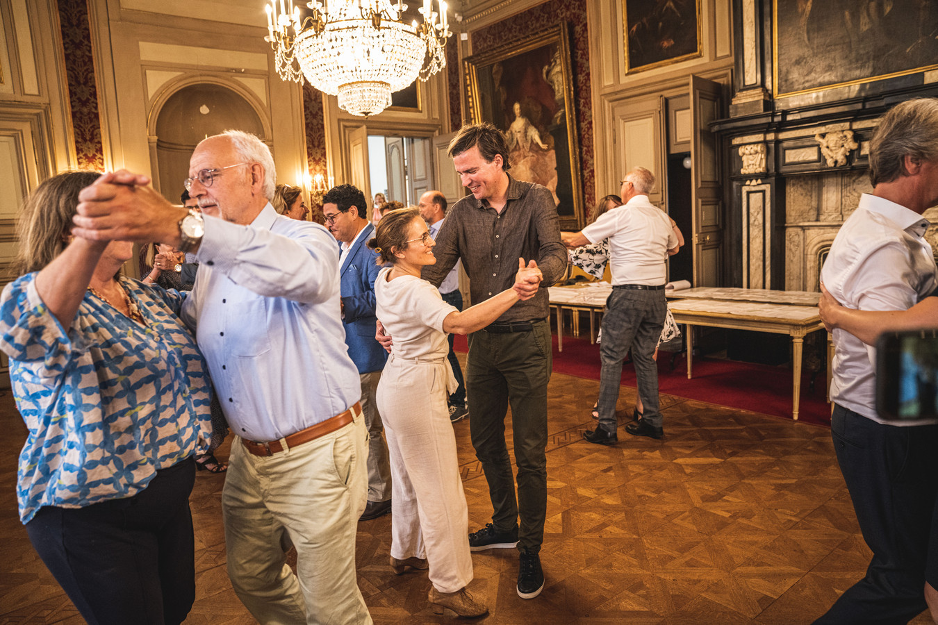 KIJK. Oefenen voor Bal 1900, met dansles voor de burgemeester Mathias De Clercq: “Of iedereen ...