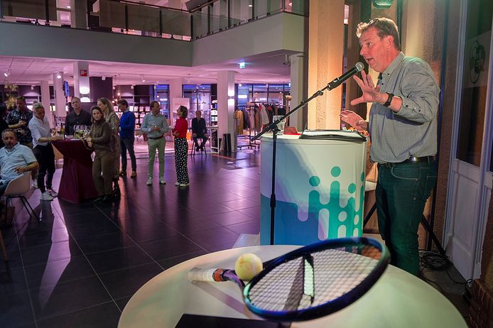 Racket Tim van Rijthoven voor 500 euro geveild in Roosendaal ...