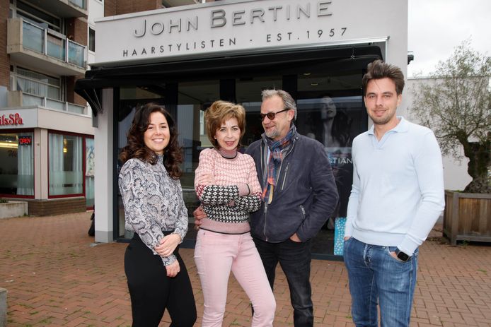 Kapper John Bertine groeide uit tot begrip, na 66 (!) jaar verlaat legendarische kapperszaak het ...