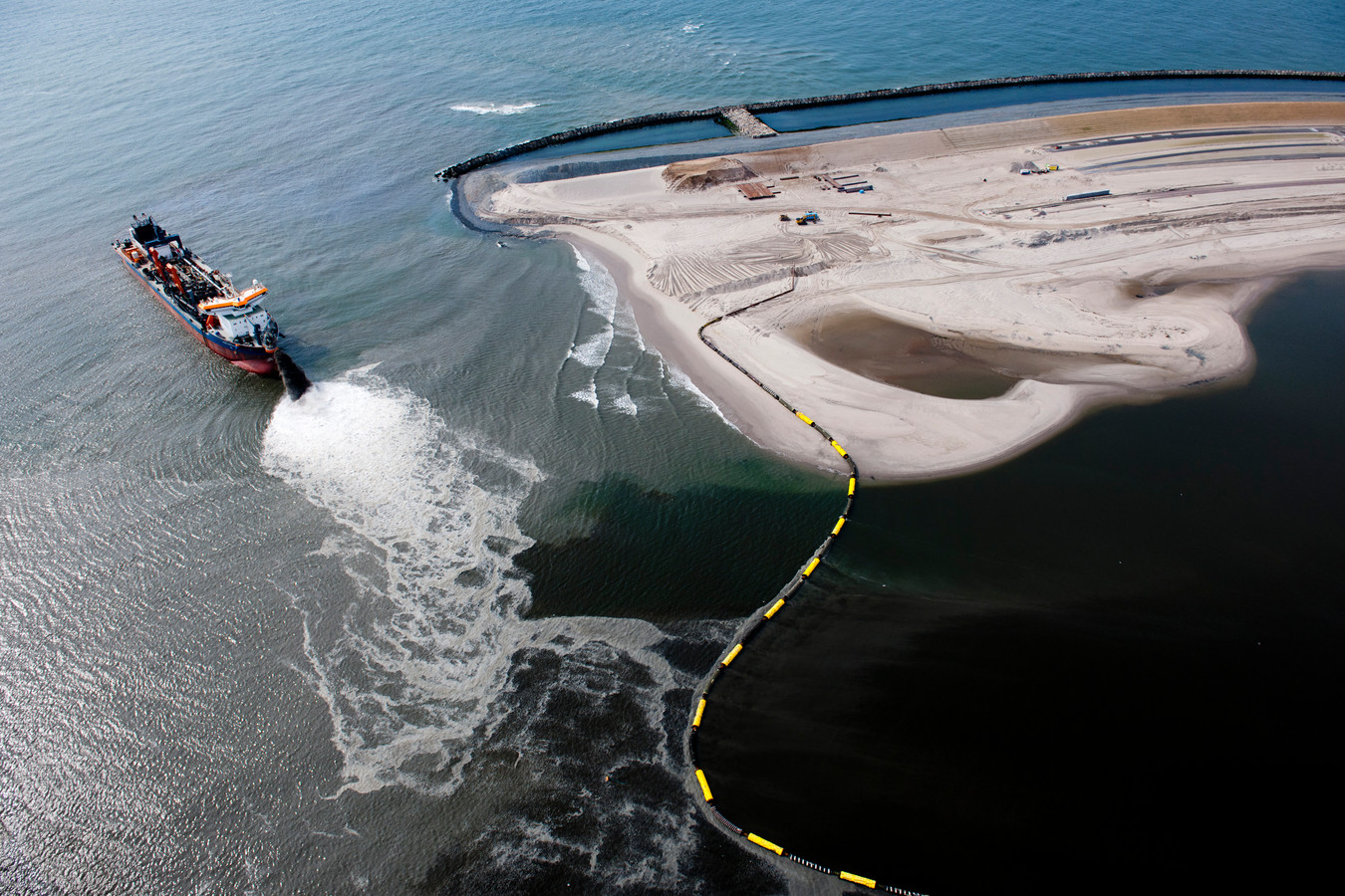Alarm om methaangas uit oude boorgaten in Noordzee | Foto | gelderlander.nl