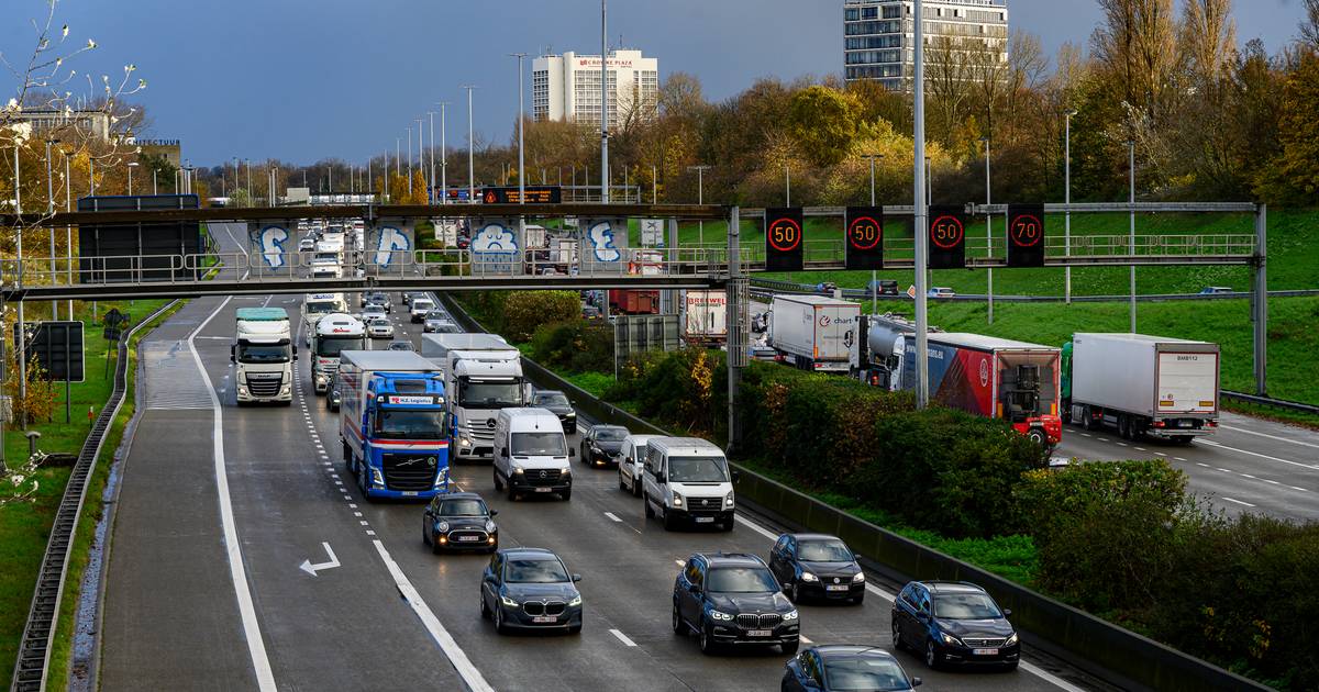 Antwerpse Ring richting Gent vrijgemaakt na ongevallen ter hoogte van ...