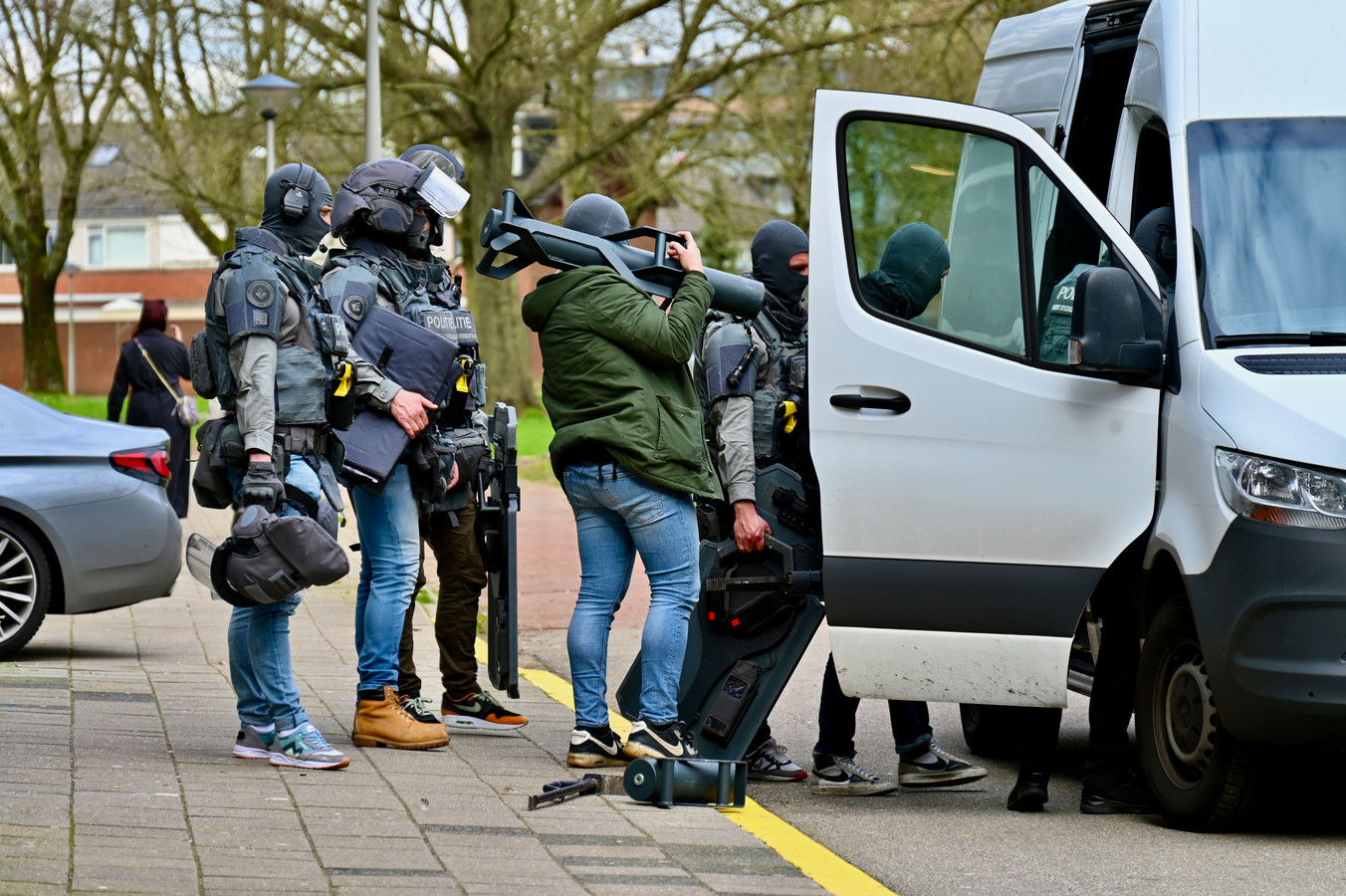 Arrestatieteam van politie valt flatwoning binnen in Arnhem | Foto | AD.nl