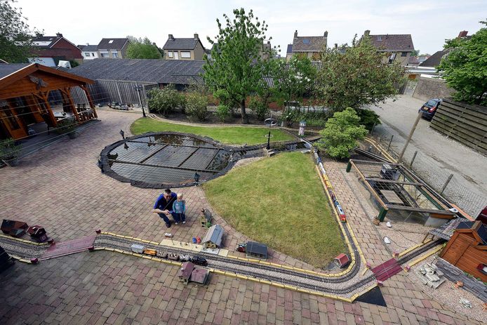Bernard Hack heeft een treinspoor van 120 meter in zijn tuin in ...