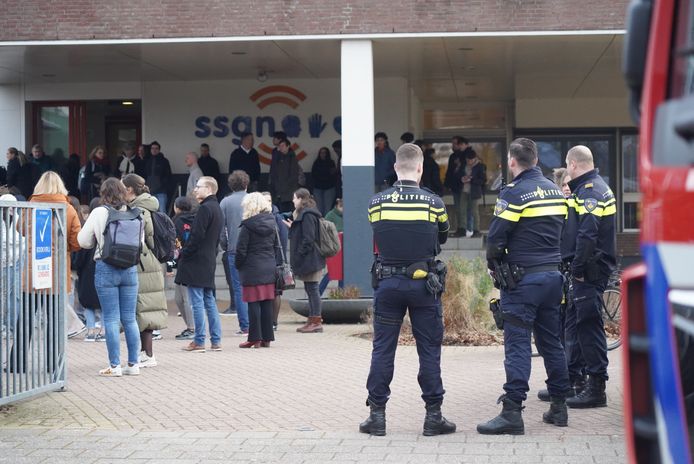 Middelbare school Nijmegen ontruimd na accubrand in kelder, lessen weer ...