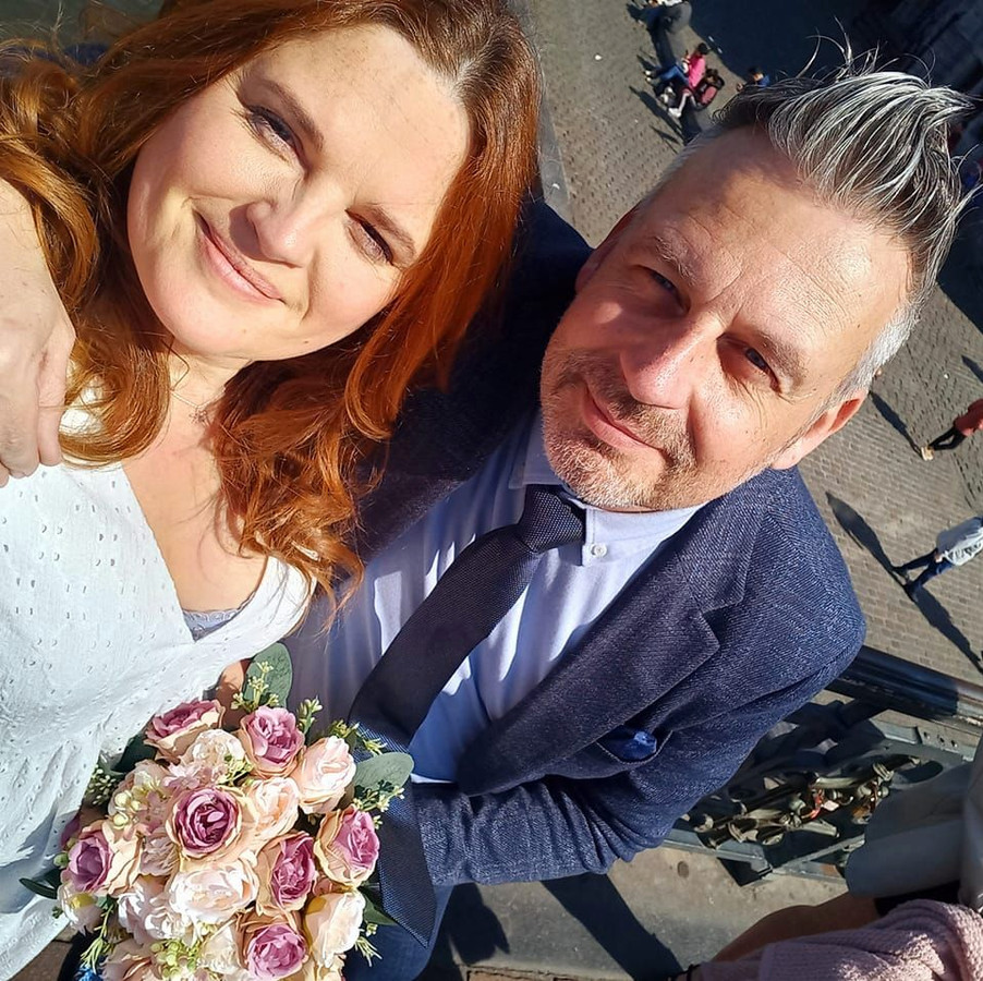 Johan (49) trouwt met Sandra (44) en krijgt er tien kinderen bij: “Bij ...