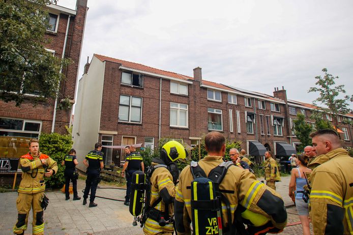 Brand in bovenwoning: bewoners ongedeerd, brandweer redt kat uit huis | Dordrecht | AD.nl