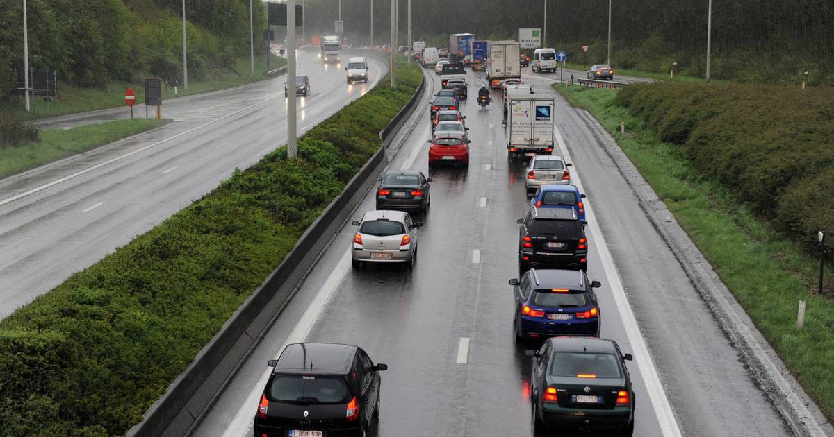 Vlaamse regering onderzoekt derde rijstrook op Limburgse snelwegen ...