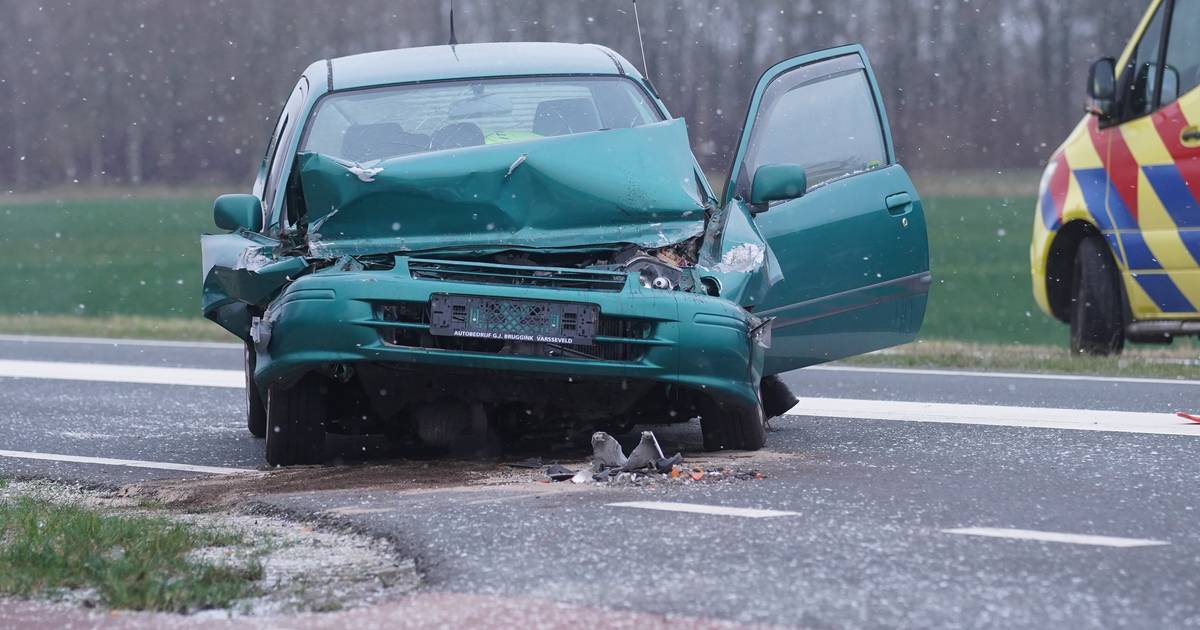 Auto flink in de kreukels na botsing met vrachtwagen bij Holten ...