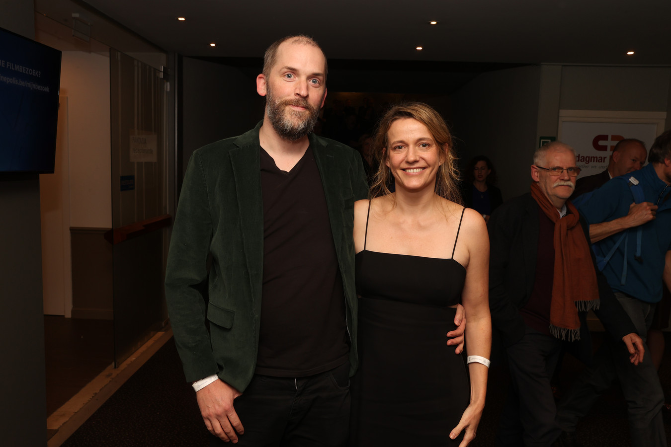 IN BEELD. Freya Van den Bossche brengt vriendin Eva mee naar opening ...