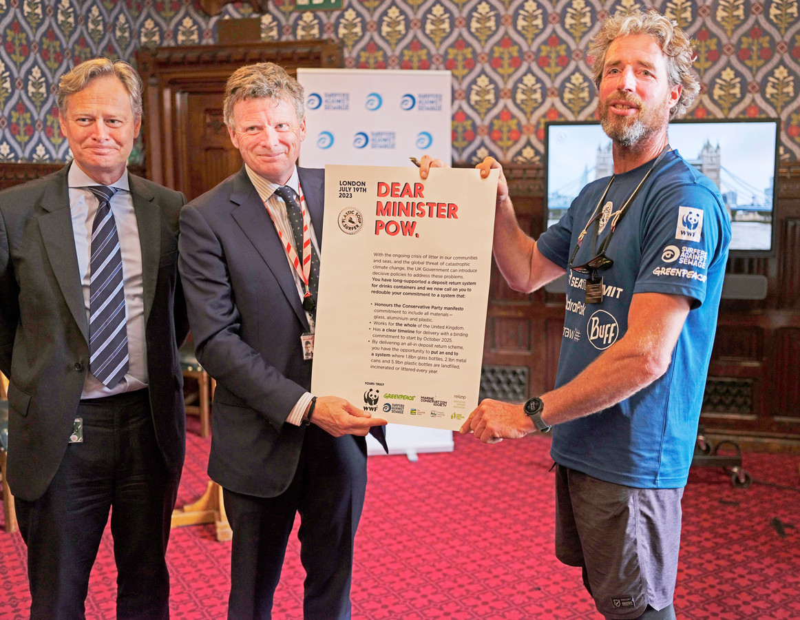 Na 1800 kilometer stapt Nederlandse zeiler Merijn met wetsuit en al ...