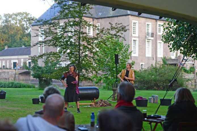 Sprookjes bestaan: de kasteeltuin van Huize Almelo als openluchttheater ...