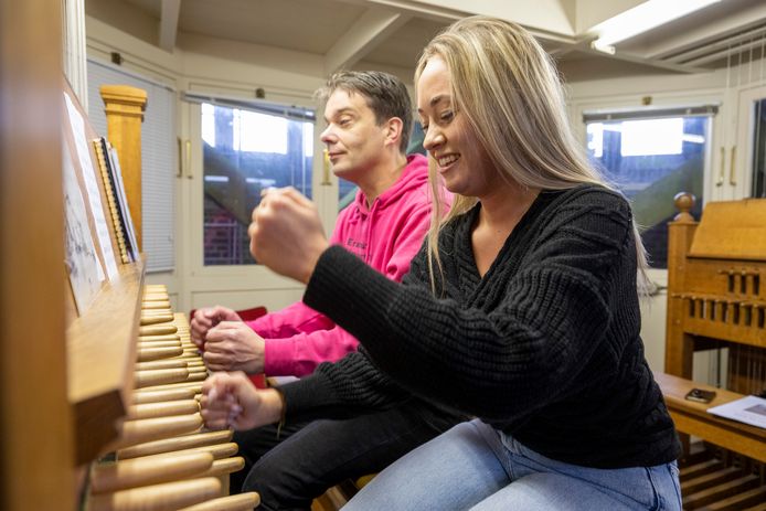 Verslaggever Danique gaat mee met een beiaardier voor een concert op ...
