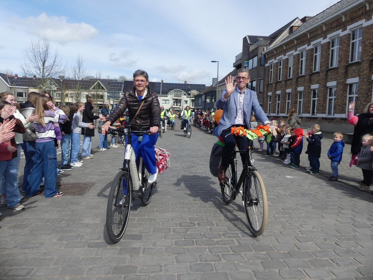 ‘Meester Patrick’ fietst voor de laatste keer naar zijn school in ...